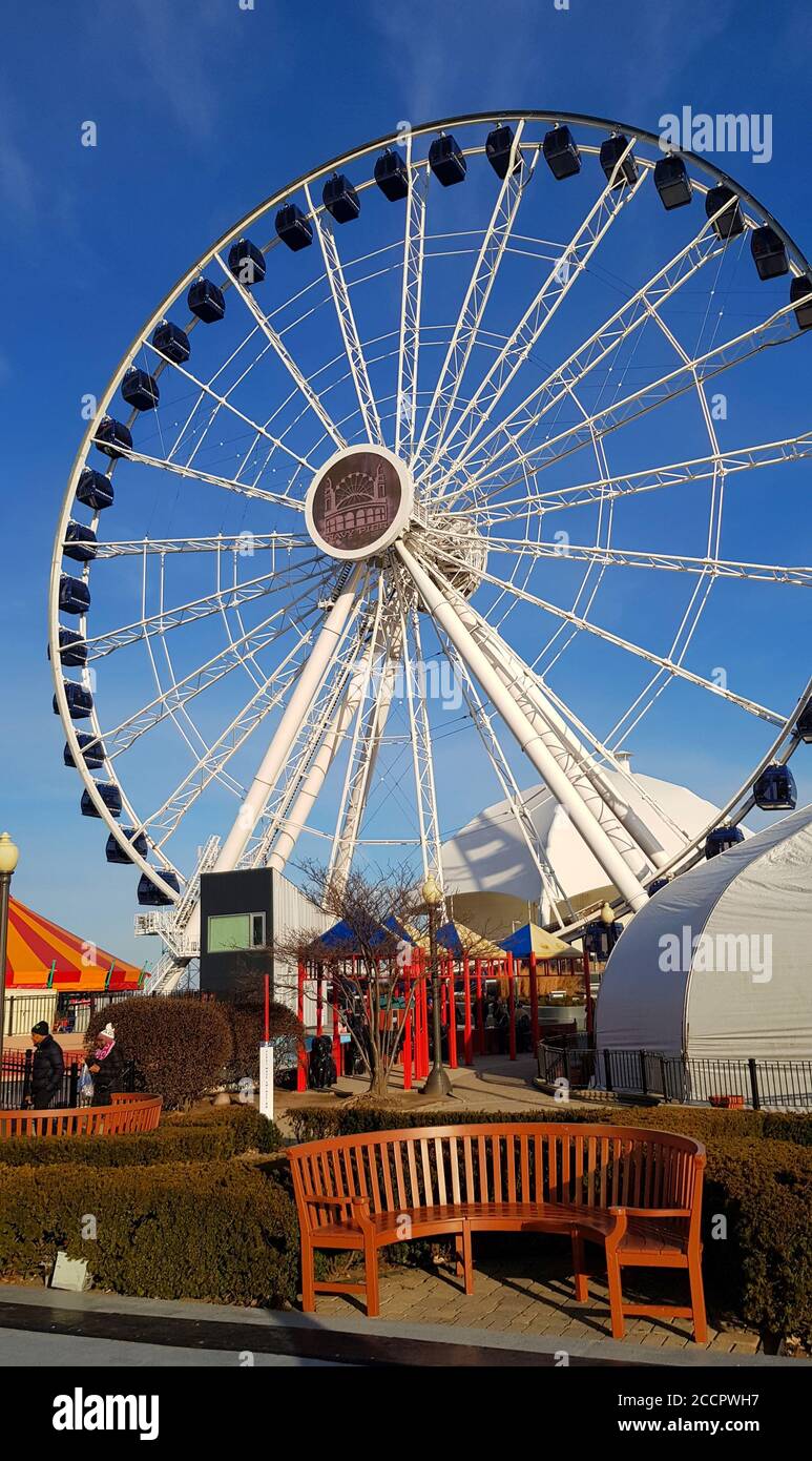 Navy pier ferris wheel chicago skyline hi-res stock photography and ...