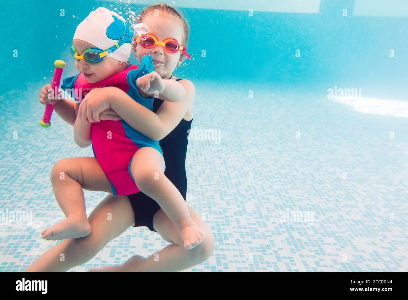 Friends underwater in swimming pool hi-res stock photography and images ...
