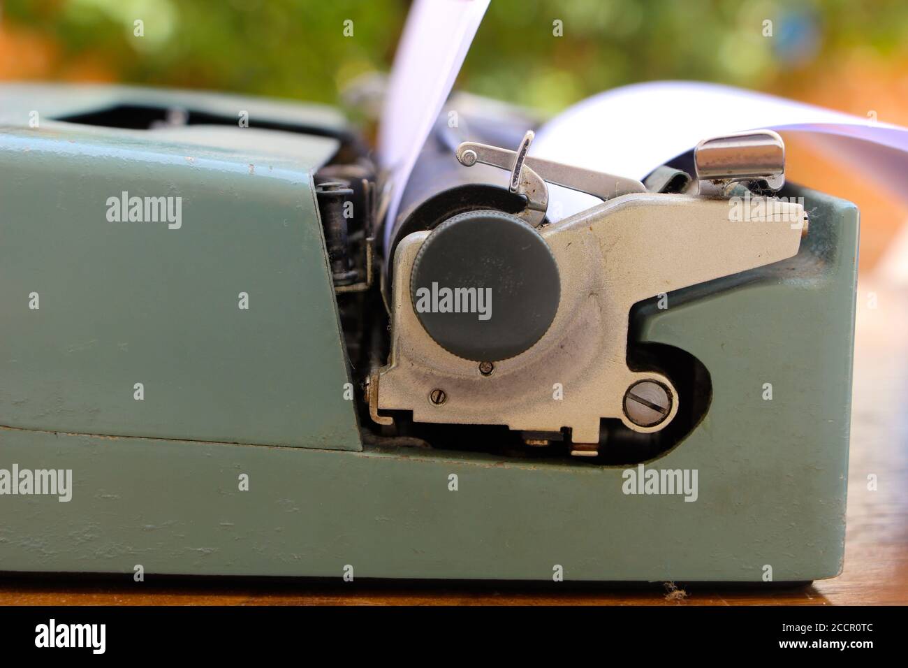 Old Olivetti Pluma 22 mechanical qwerty typewriter in working condition ...