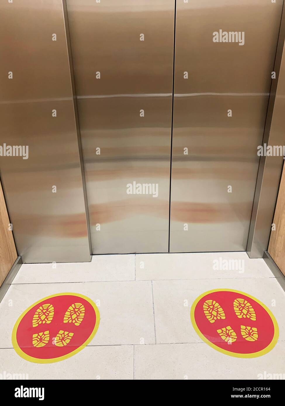 Hospital elevator sign hi-res stock photography and images - Alamy