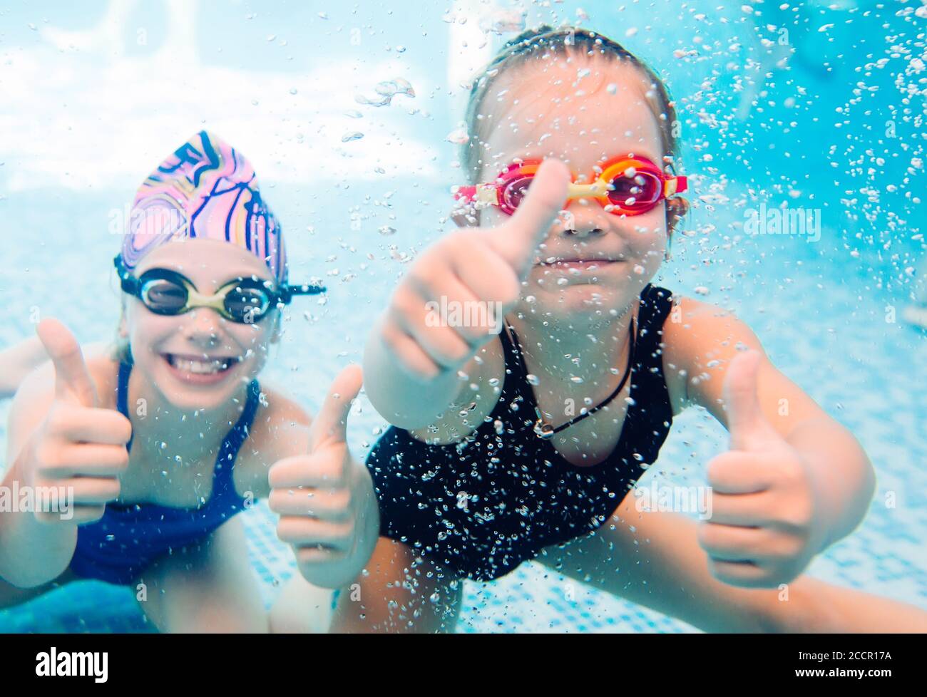 Kids swimming underwater summer friends hi-res stock photography and ...