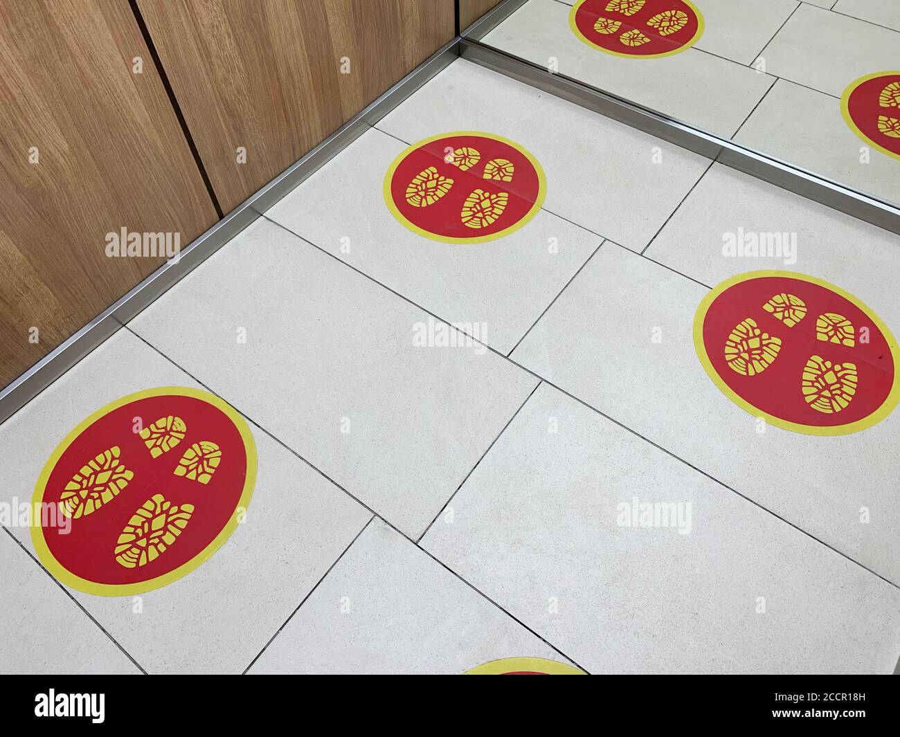 Hospital elevator sign hi-res stock photography and images - Alamy