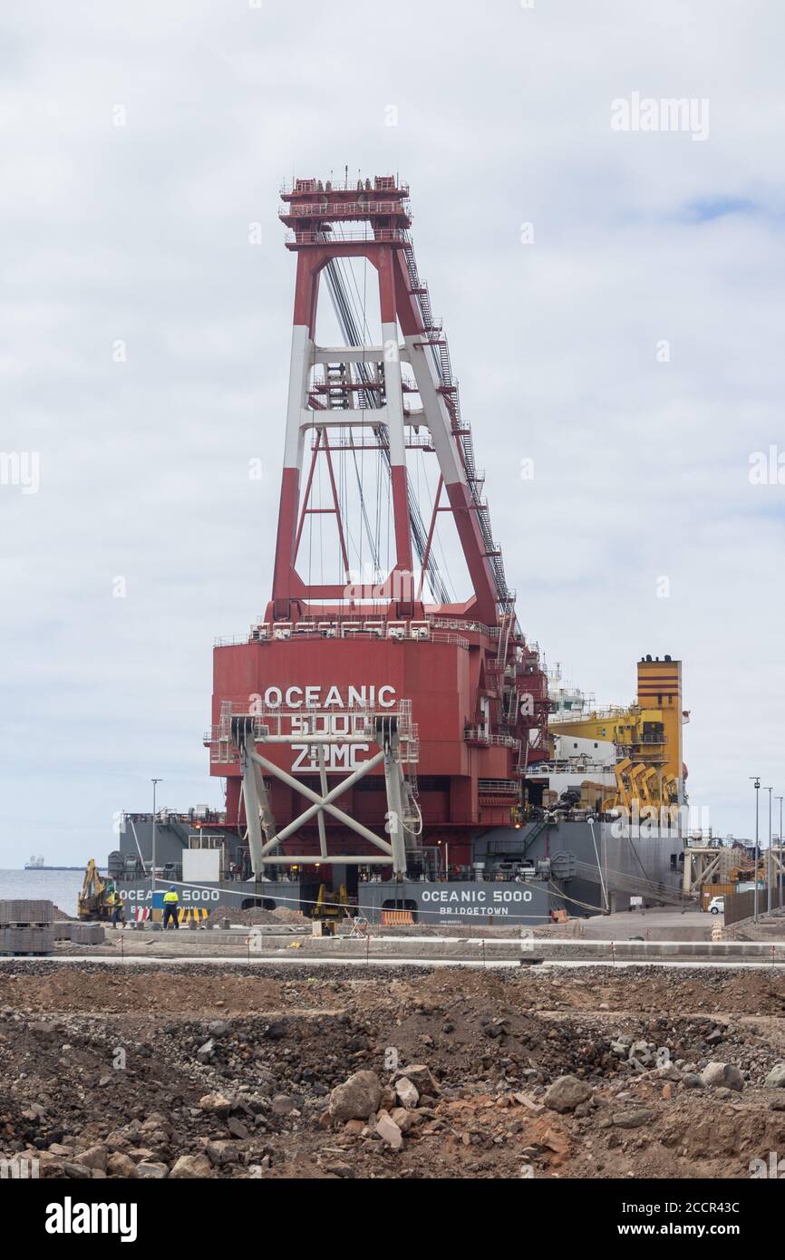 Oceanic 5000 offshore crane Stock Photo - Alamy