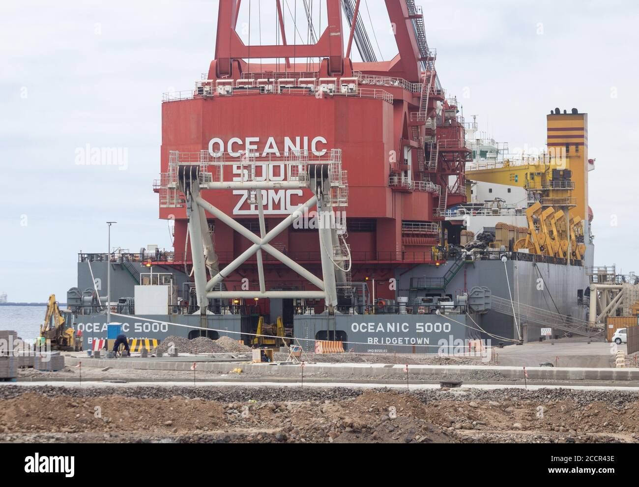 Oceanic 5000 offshore crane Stock Photo - Alamy
