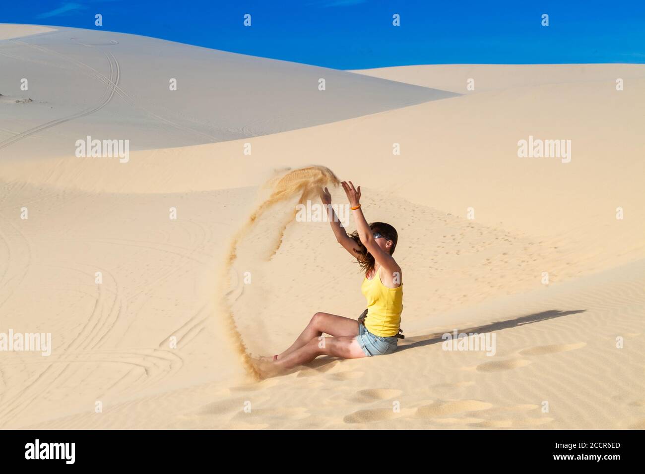 Female sitting in desert hi-res stock photography and images - Alamy