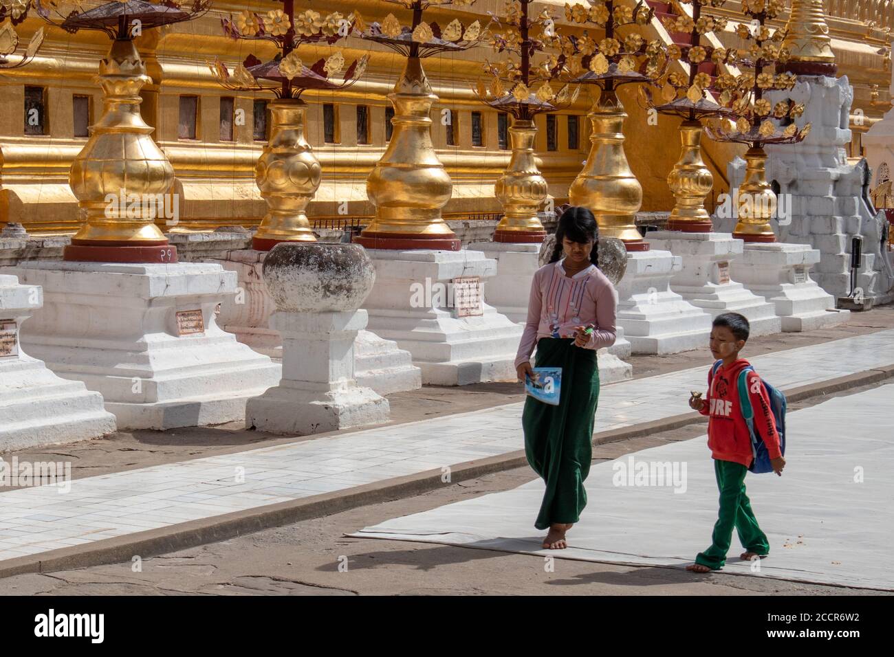 Longyi girl hi-res stock photography and images - Alamy