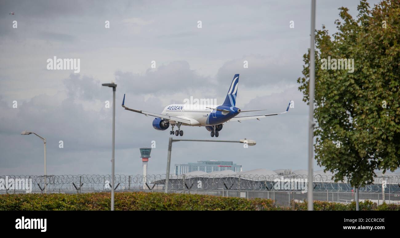 Flightline fence hi-res stock photography and images - Alamy