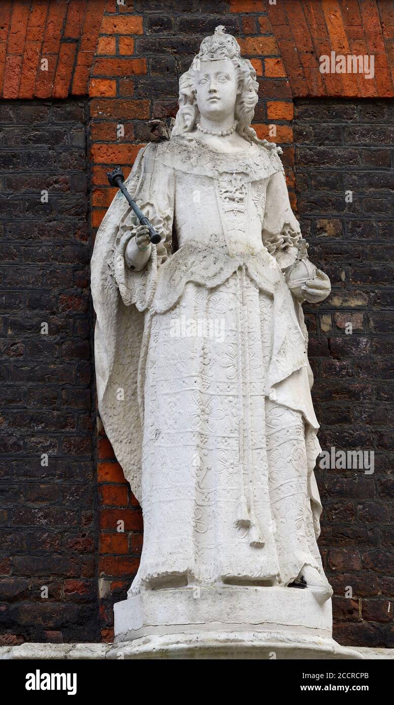 London, England, UK. Statue (c1704) of Queen Anne (1663-1714) in Queen ...