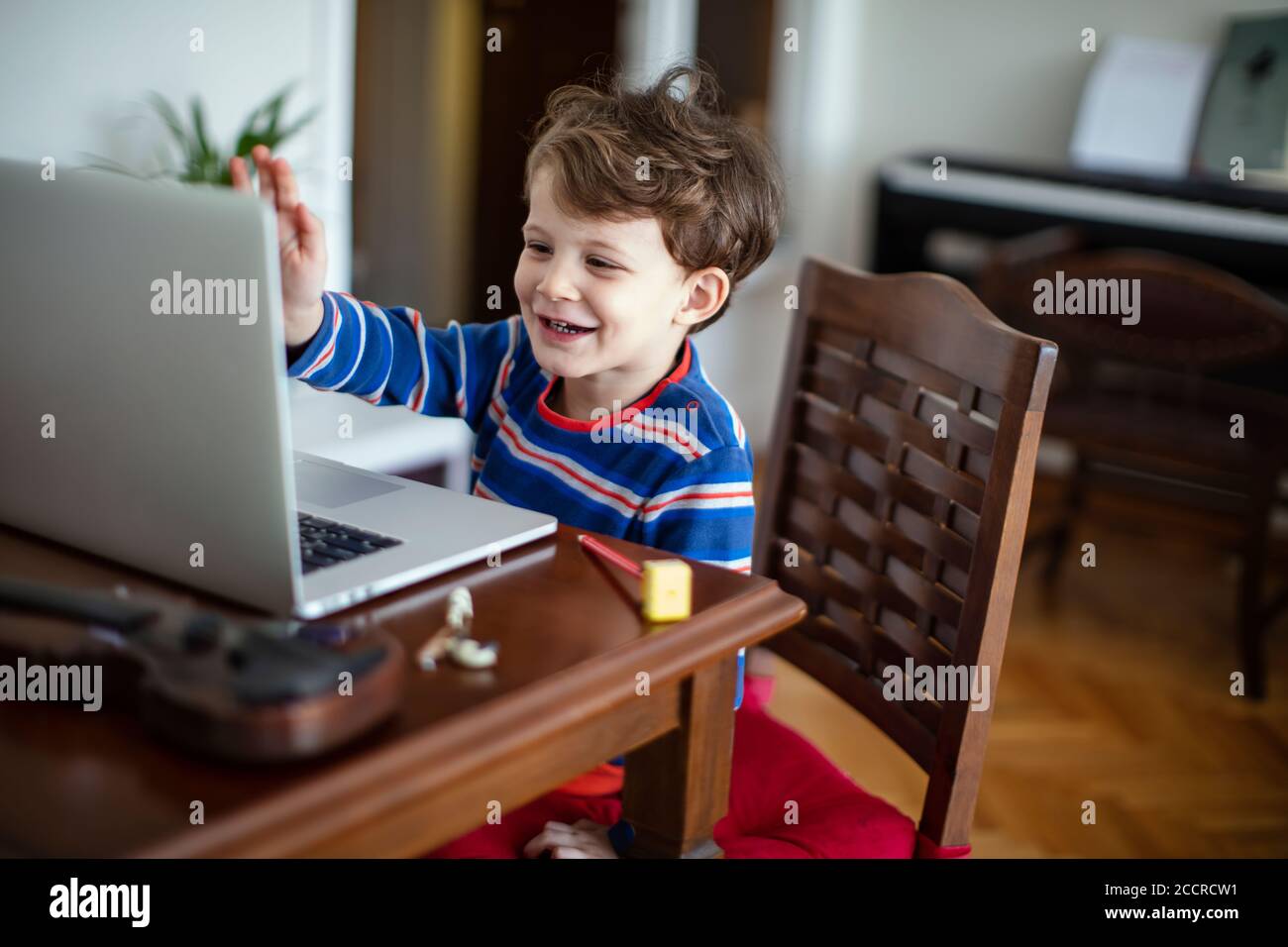 Children staring at laptop hi-res stock photography and images - Alamy