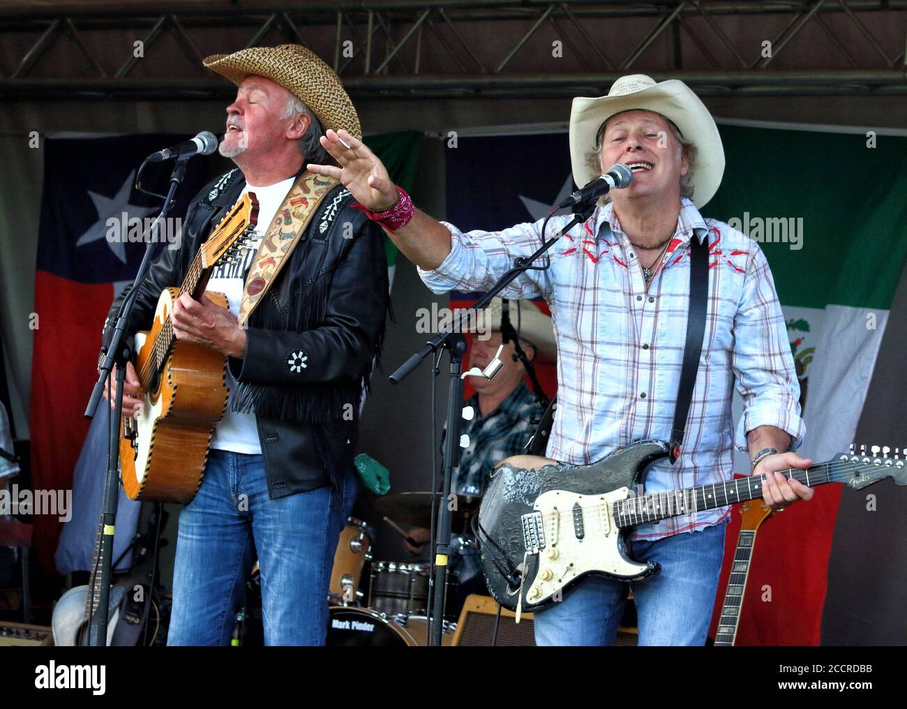 Hatfield, UK. 23rd Aug, 2020. Paul Young and Jamie Moses of Los ...