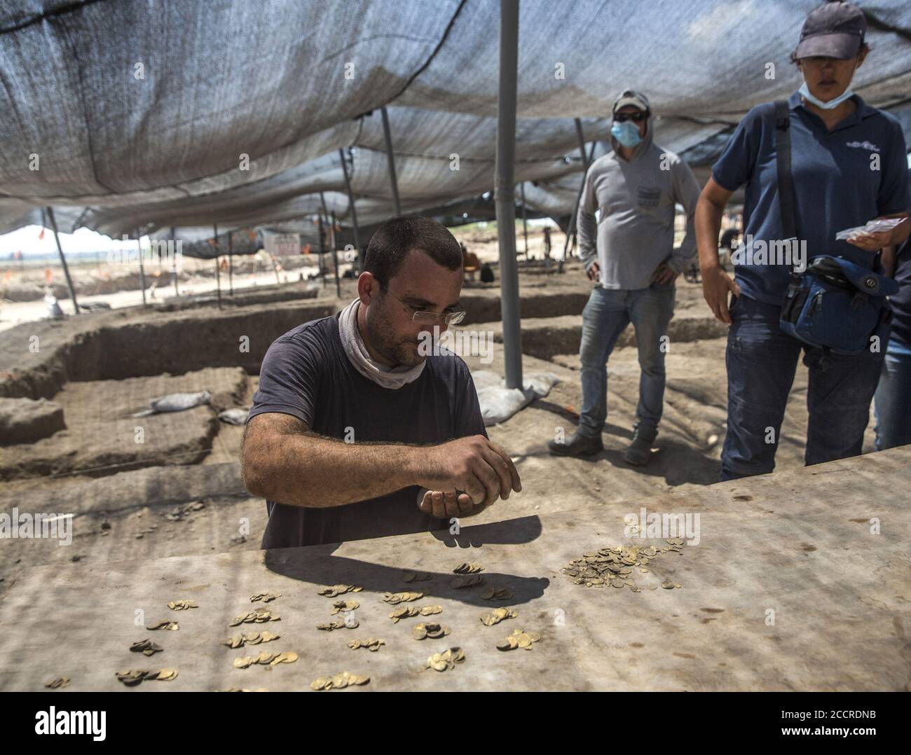 Israeli archaeologist hi-res stock photography and images - Alamy