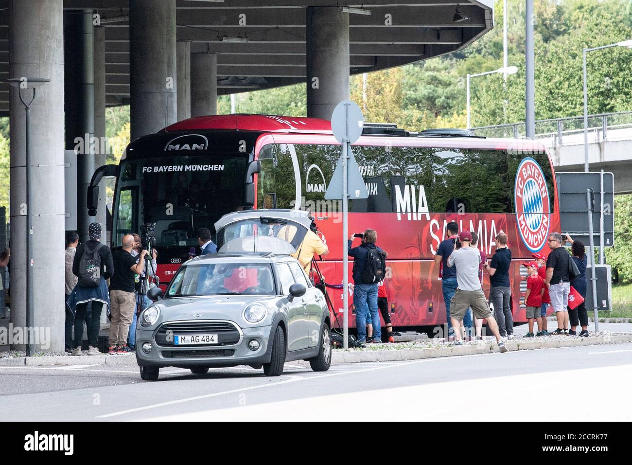 Munich, Germany. 24th Aug, 2020. Fans and reporters receive the team ...