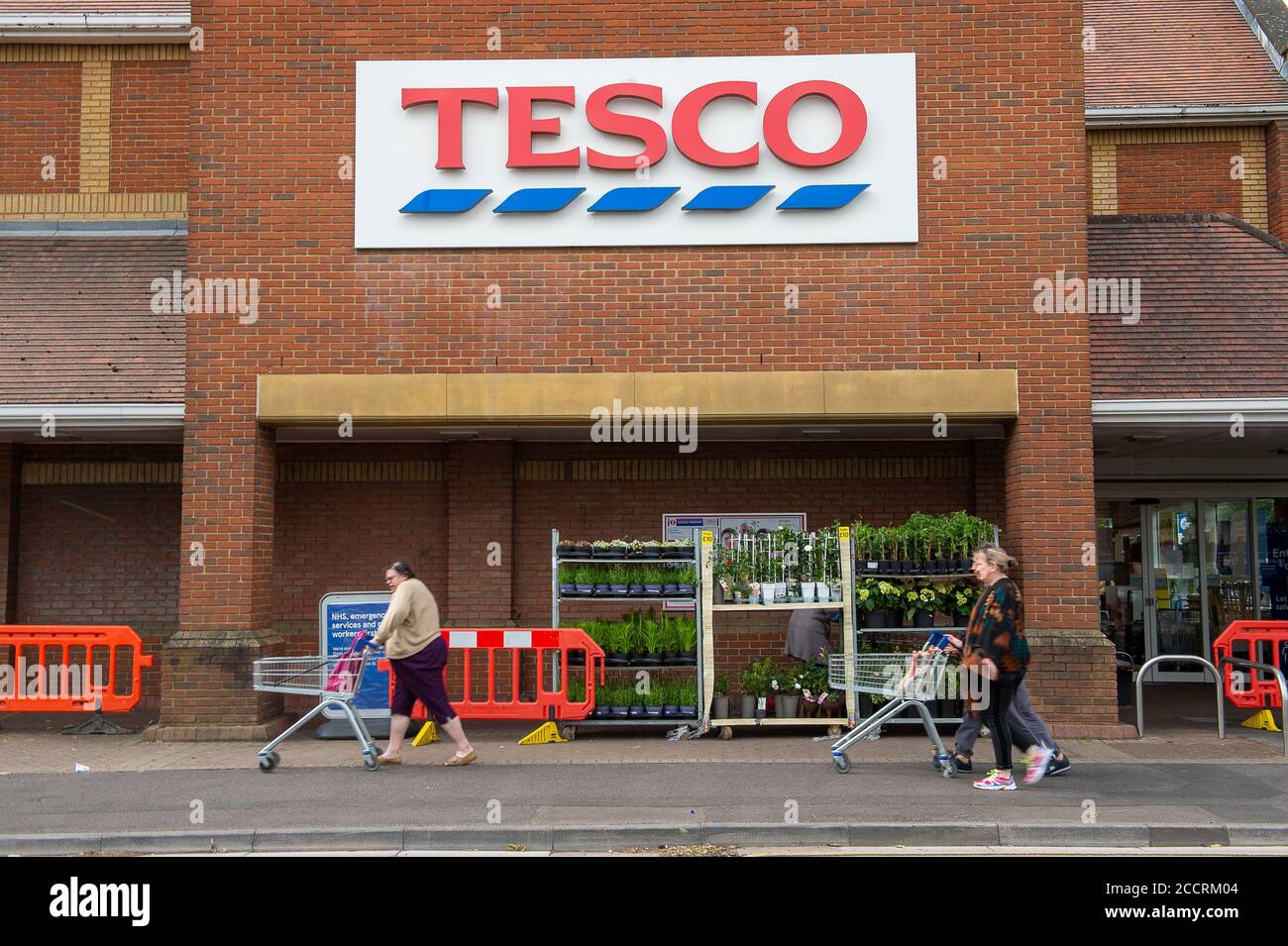 Dedworth, Windsor, Berkshire, UK. 6th June, 2020. Shoppers with their ...