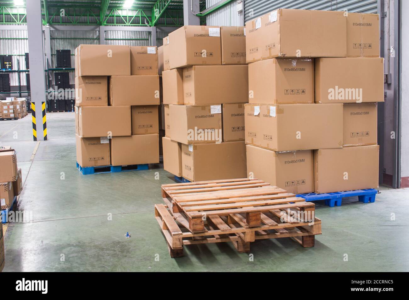Boxes on pallet hi-res stock photography and images - Alamy
