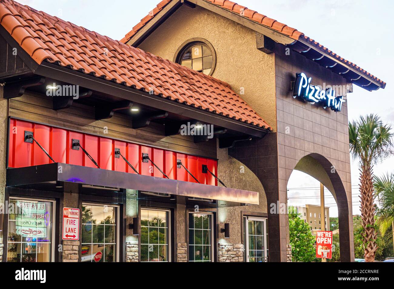 Pizza Hut Restaurant Sign High Resolution Stock Photography and Images ...