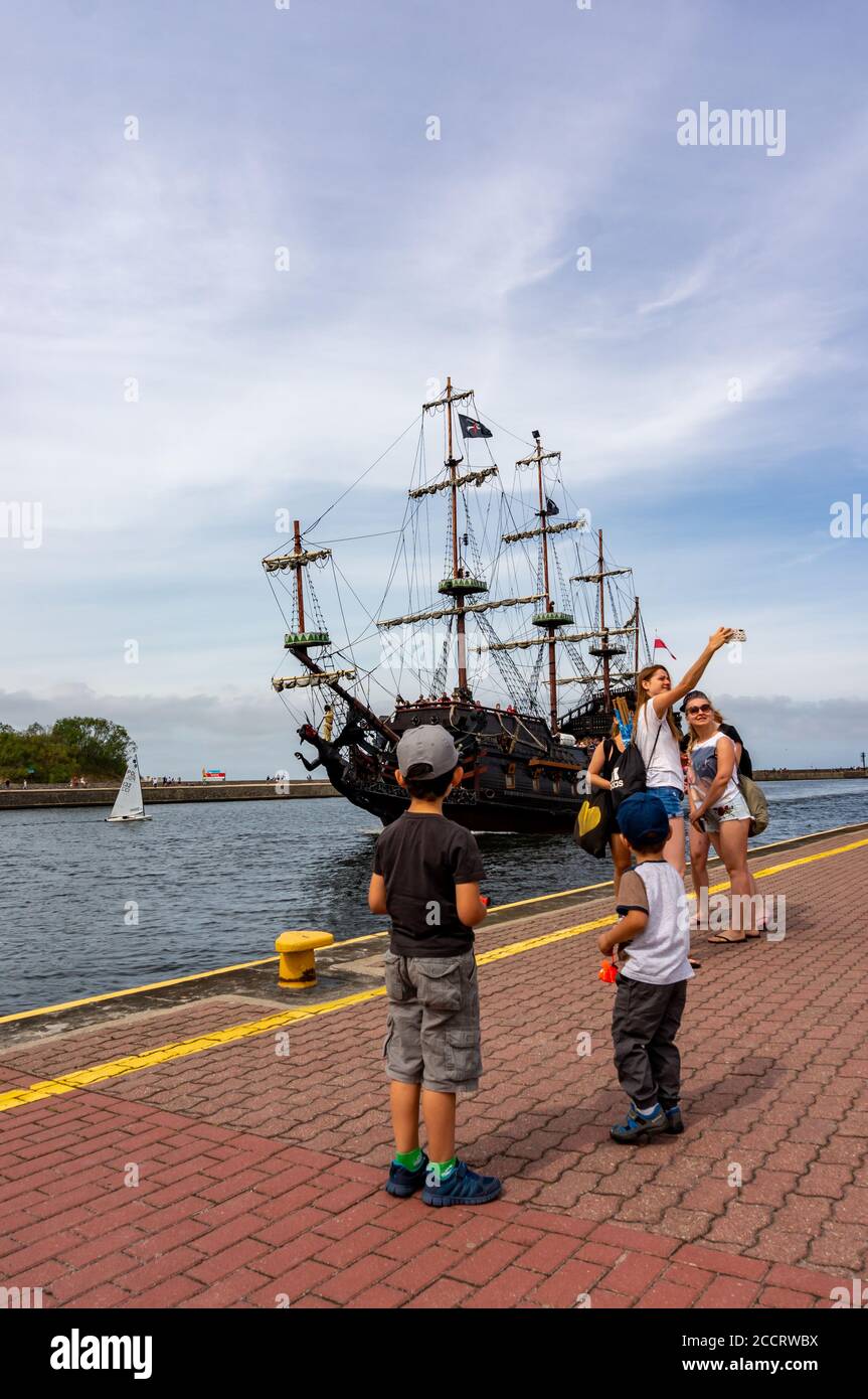 Pirate ship children hi-res stock photography and images - Alamy