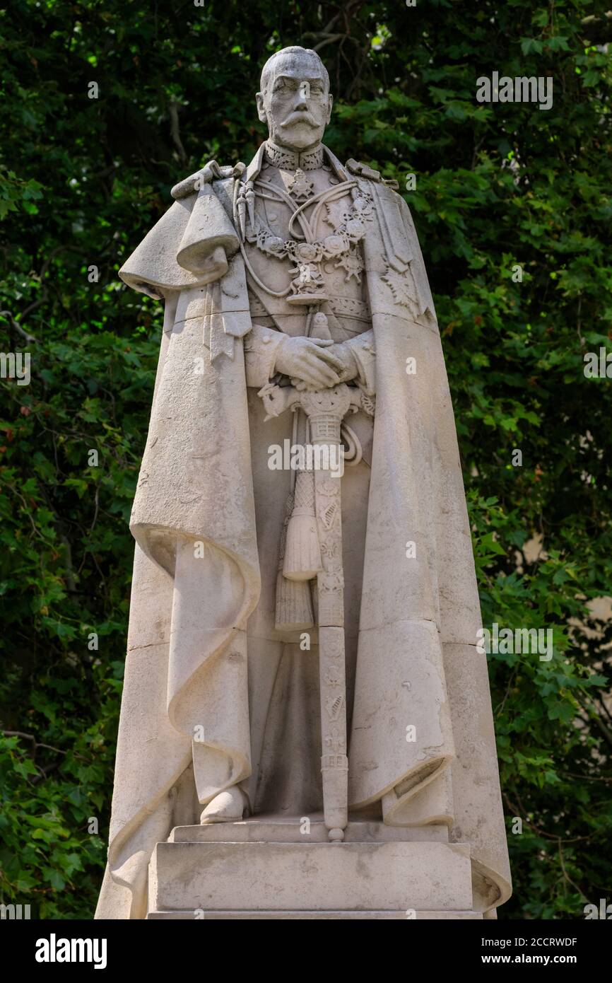 Statue of King George V in Westminster, London, England, UK Stock Photo ...