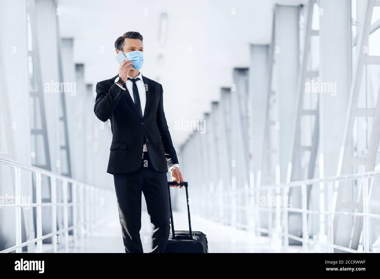 Businessman airport talking hi-res stock photography and images - Alamy