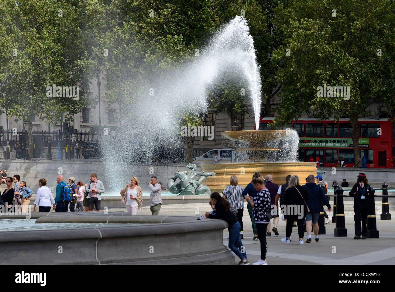 Getting wet fountain hi-res stock photography and images - Alamy