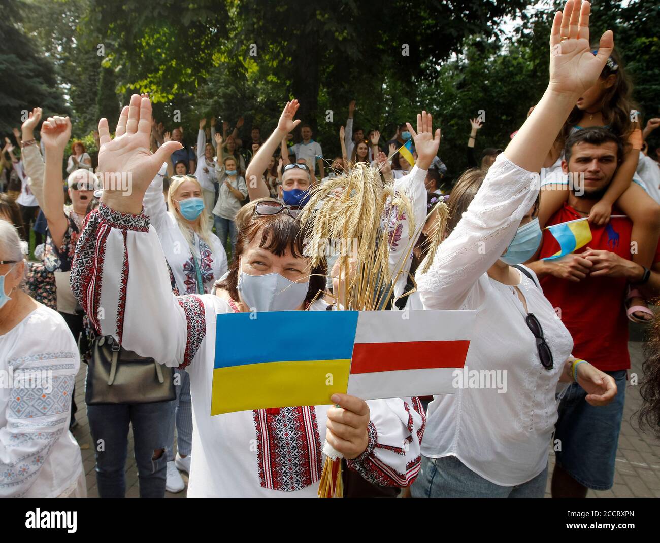 Kiev, Ukraine. 24th Aug, 2020. People pay respect to Ukrainian soldiers ...