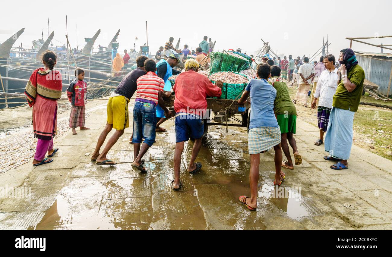 Pushing a heavy load hi-res stock photography and images - Alamy