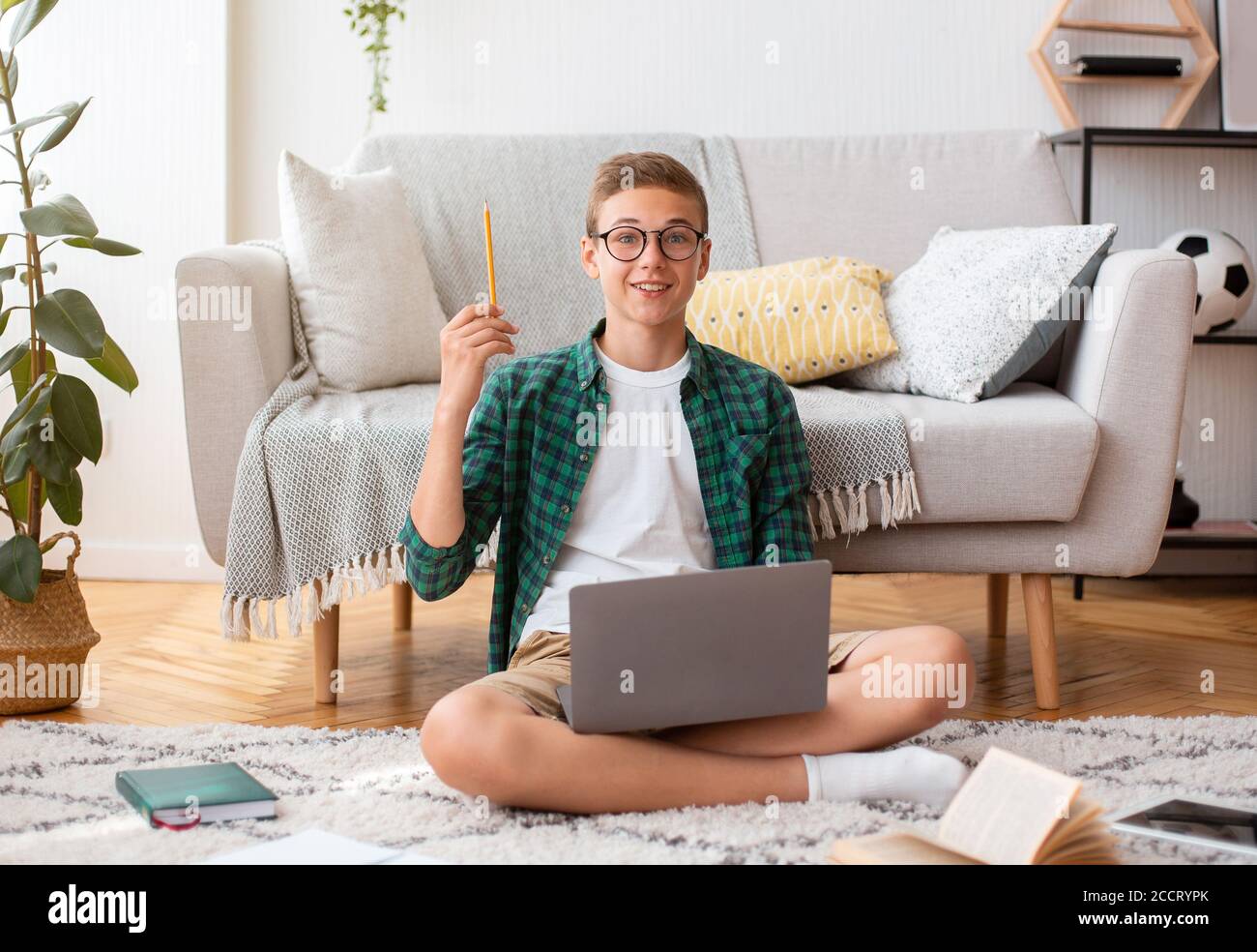 Homework online hi-res stock photography and images - Alamy