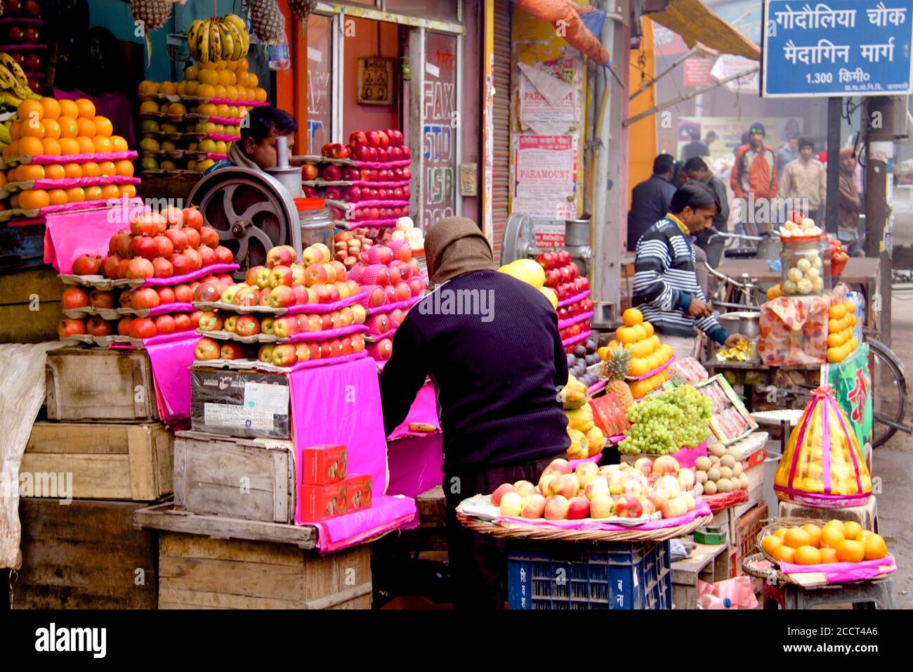 Varanasi shop hi-res stock photography and images - Alamy
