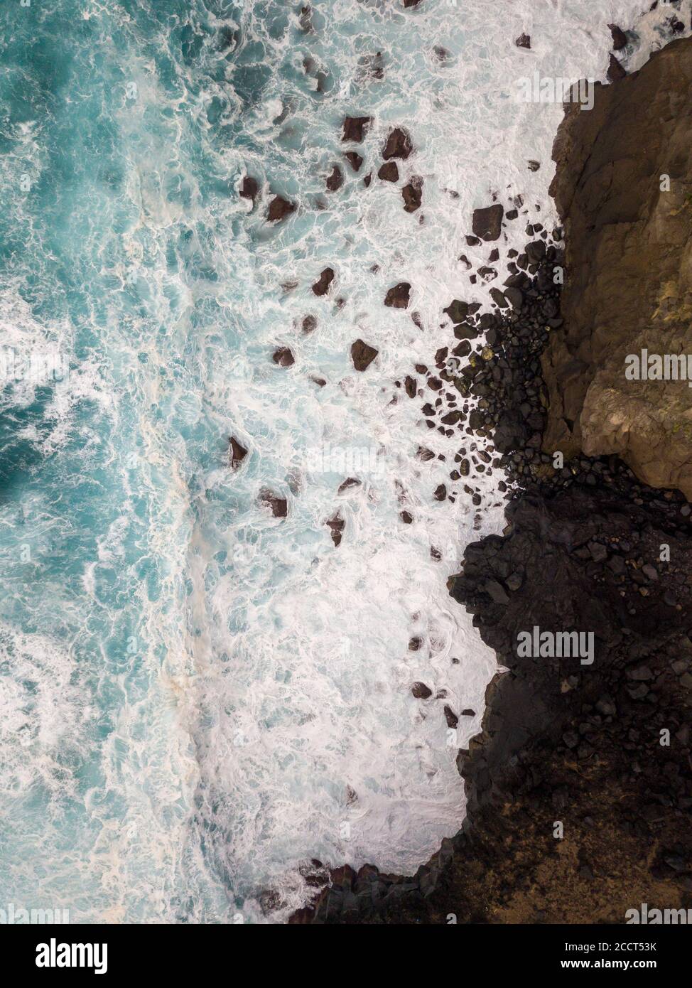 Ocean waves hitting rocks hi-res stock photography and images - Alamy