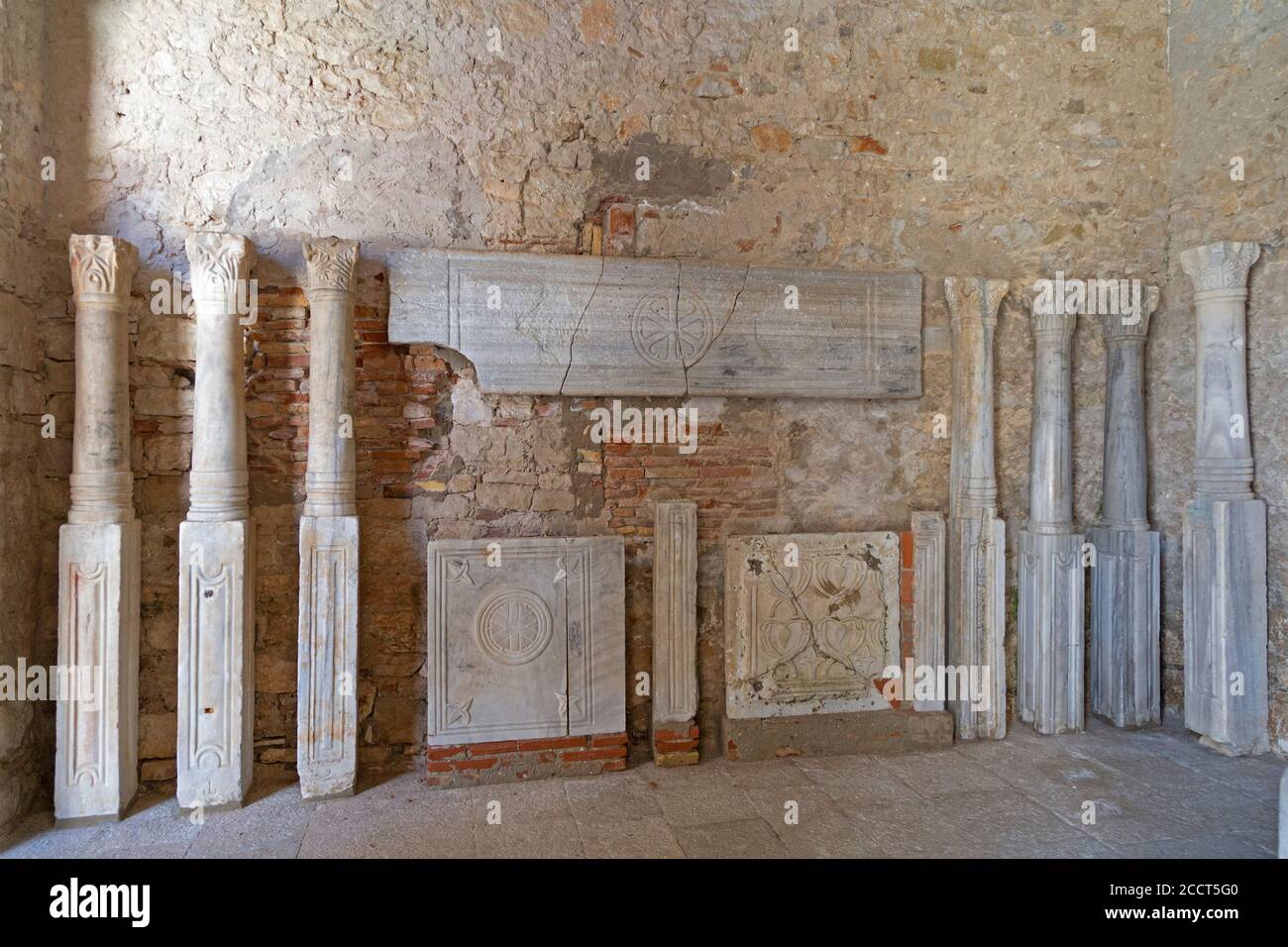 Old pillars hi-res stock photography and images - Alamy