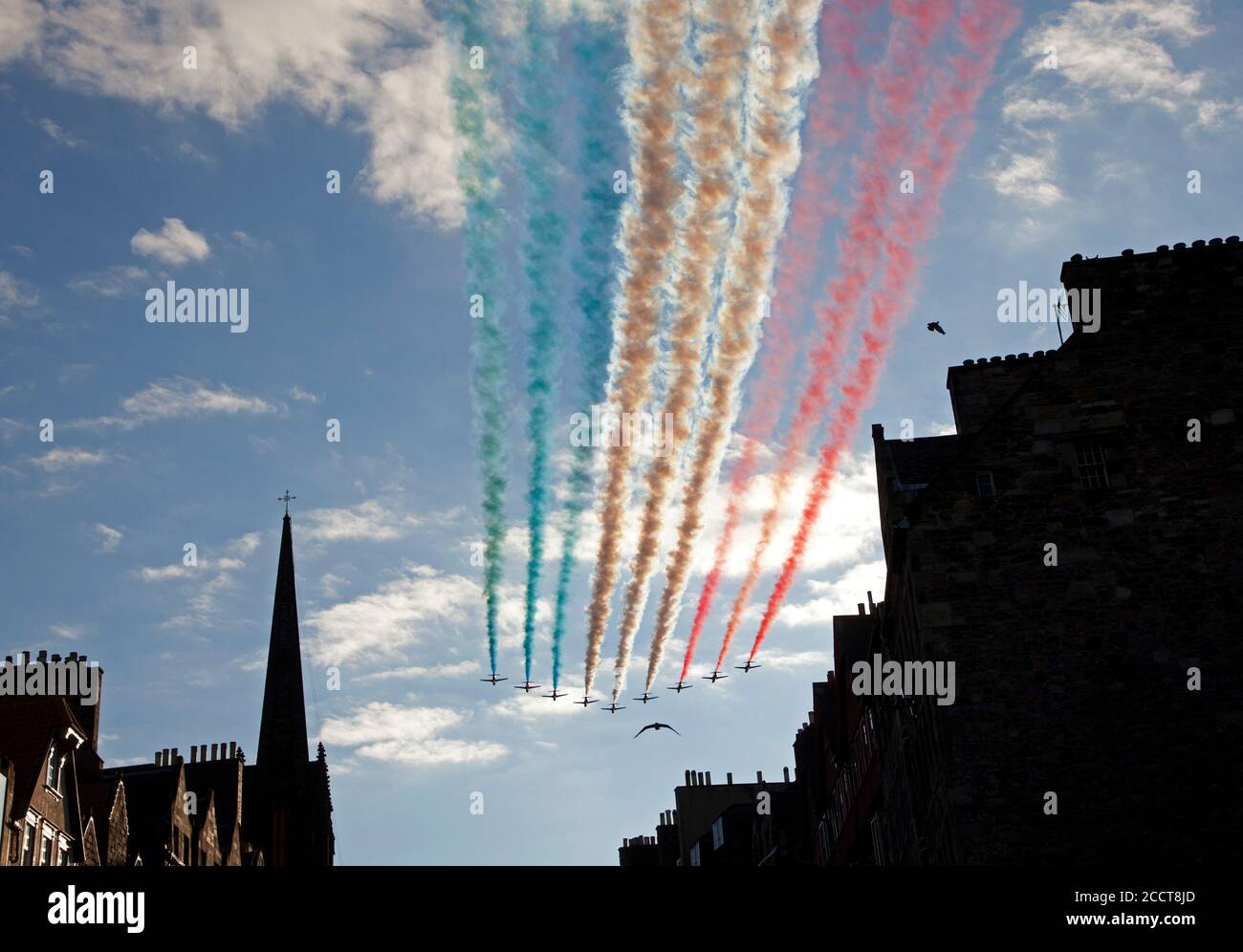 Royal Mile, Edinburgh, Scotland, UK. 24 August 2020. The Red Arrows fly ...
