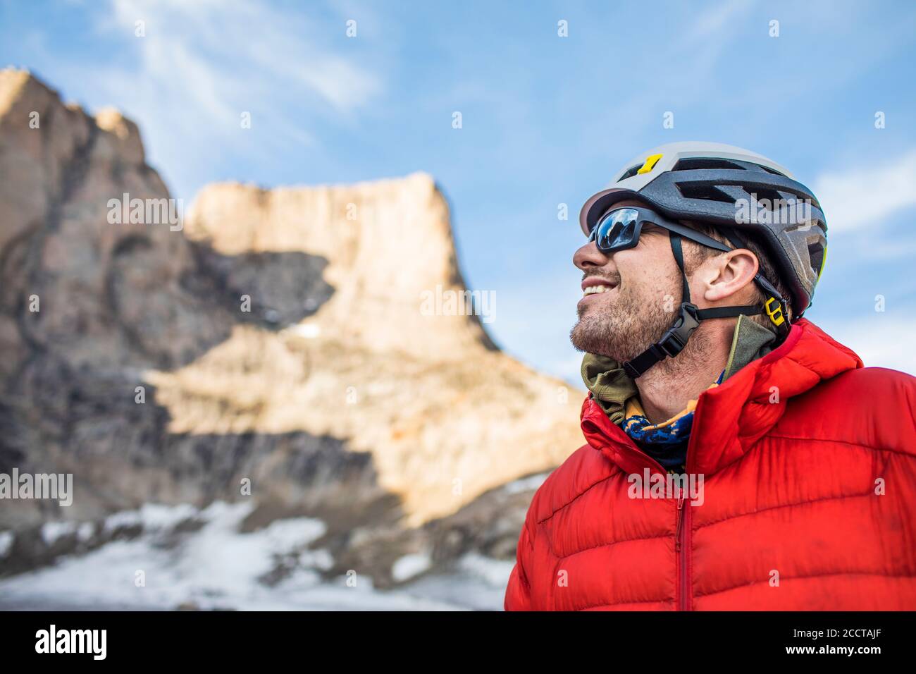 Smiling side view portrait of mountain climber below summit Stock Photo ...