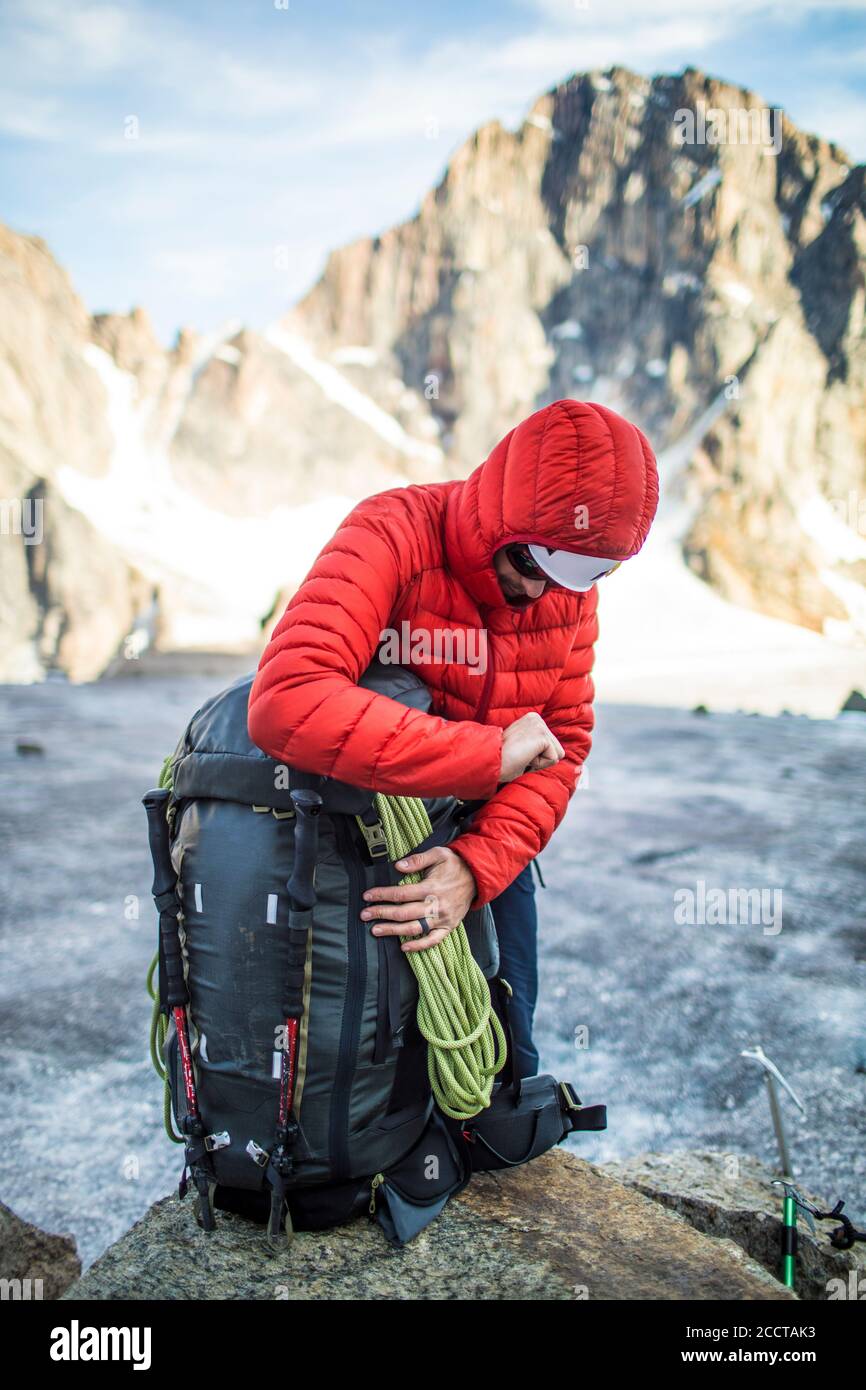 Careful packing hi-res stock photography and images - Alamy