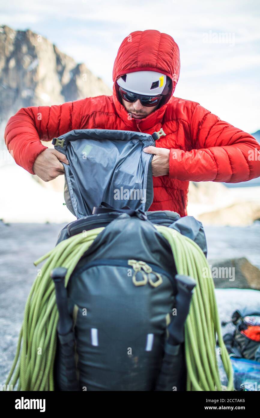 Careful packing hi-res stock photography and images - Alamy