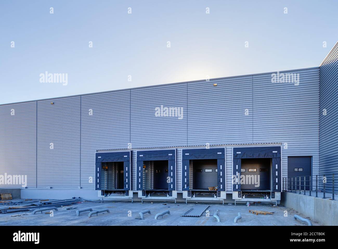 Big doors and warehouse loading dock hi-res stock photography and ...