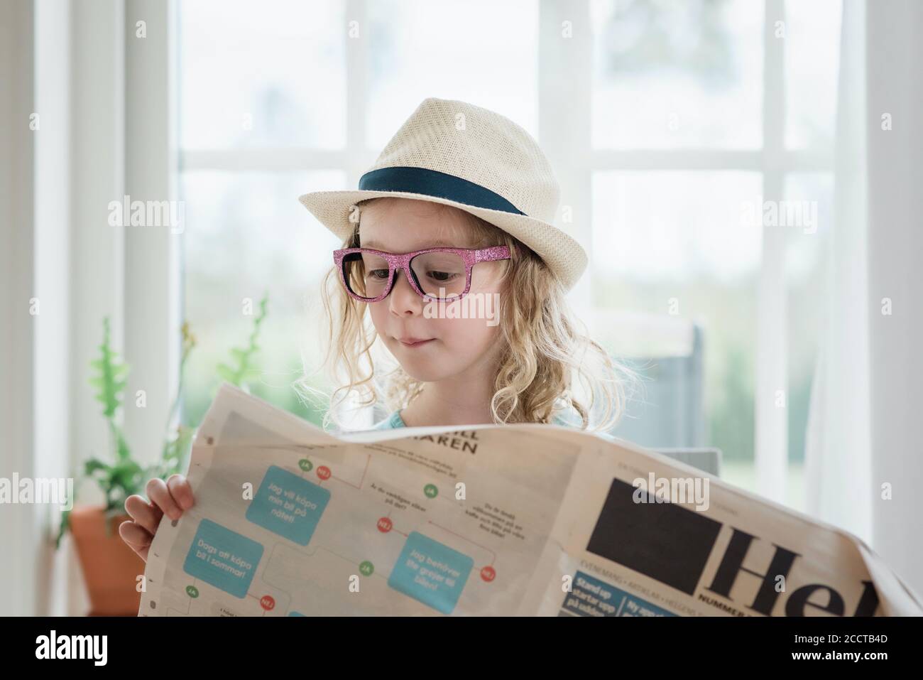 Child children reading newspaper hi-res stock photography and images ...