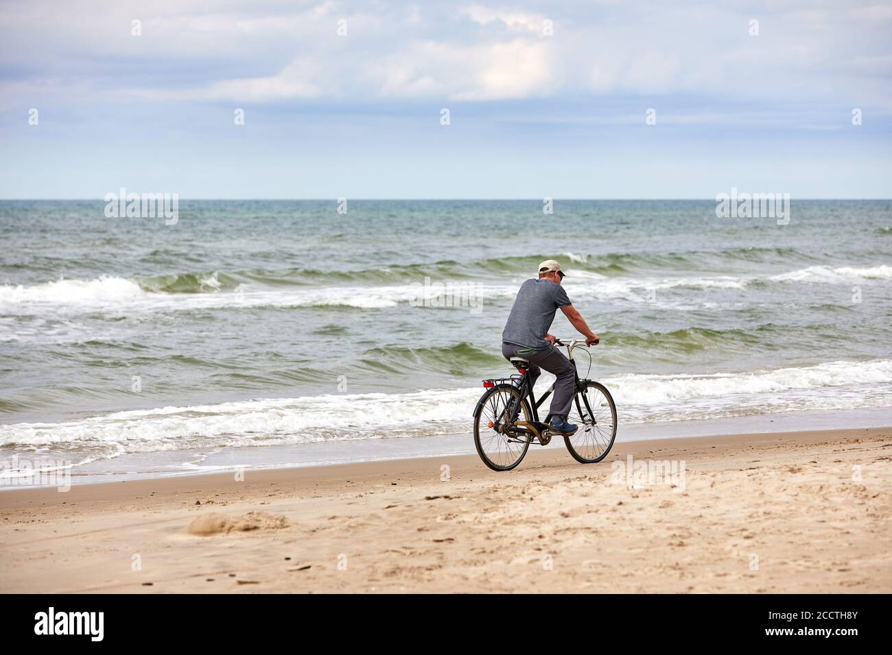 Biking beach hi-res stock photography and images - Alamy