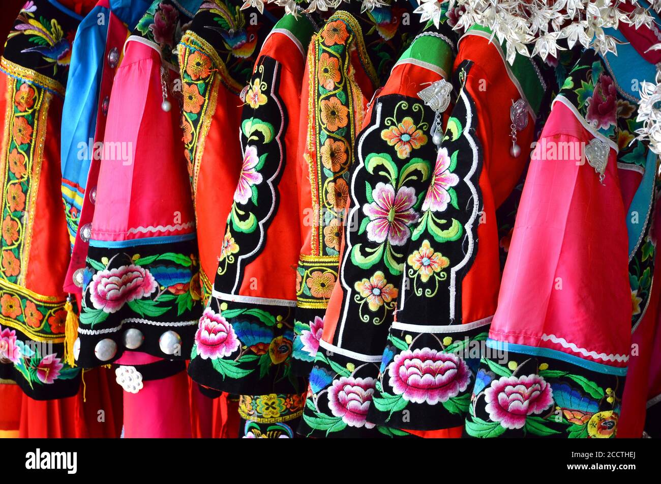Shan woman in traditional clothing hi-res stock photography and images ...
