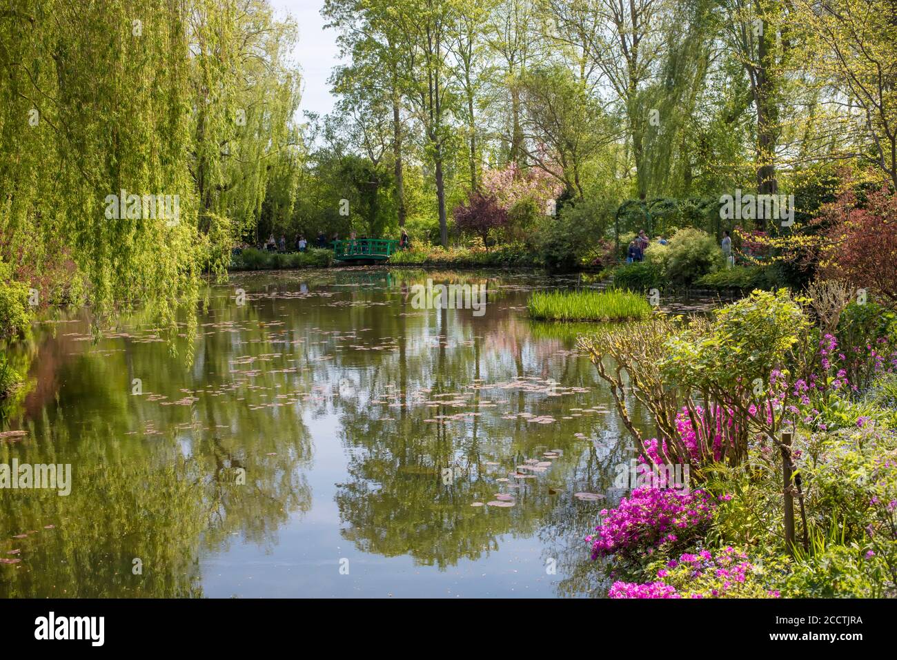 Monet's garden giverny japanese bridge hi-res stock photography and ...