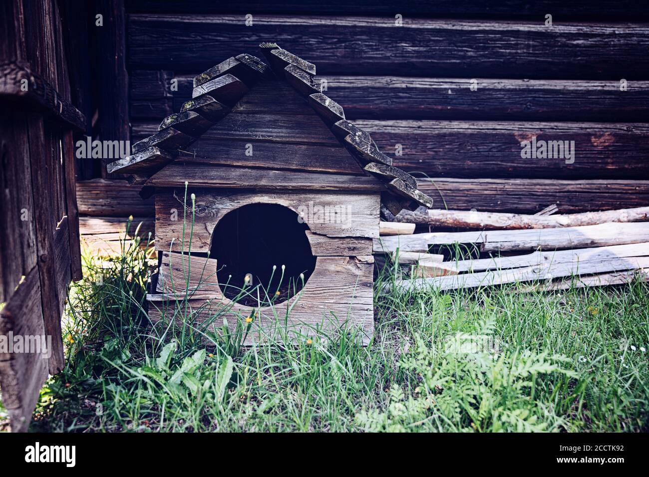 Empty old wooden dog house Stock Photo - Alamy