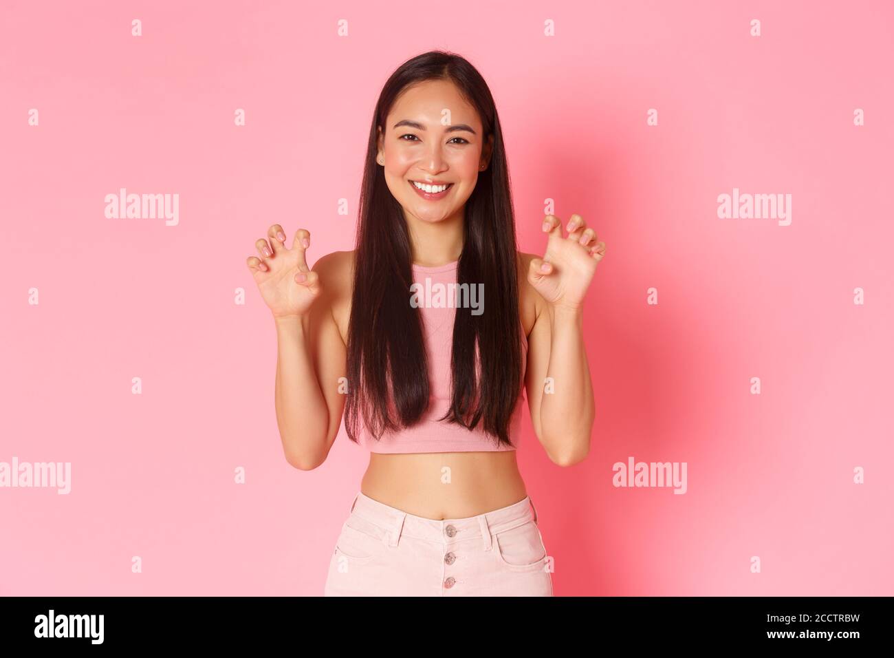 Portrait of silly and cute, upbeat asian girl in trendy summer clothes ...