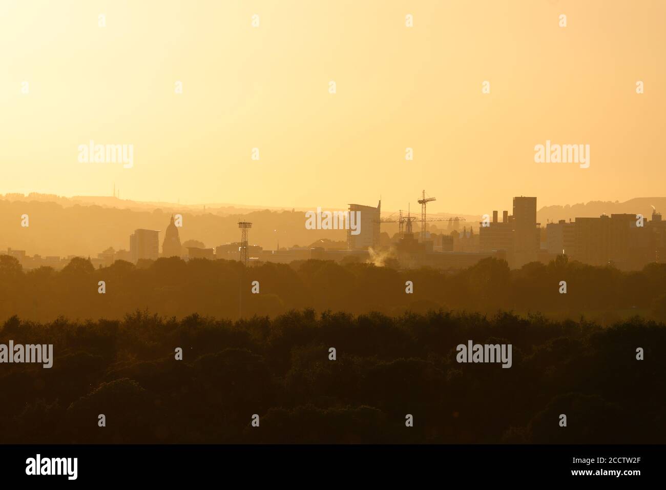 Silhouette of Leeds City Skyline during sunset Stock Photo - Alamy