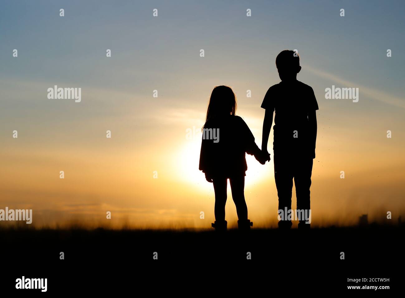 Two kids watching sunset hi-res stock photography and images - Alamy