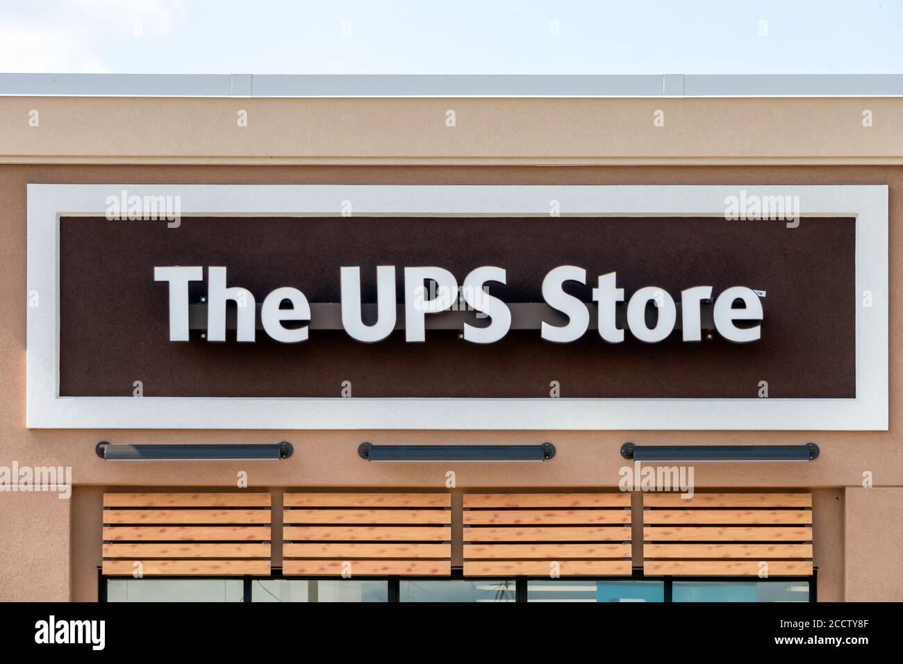 The ups store hi-res stock photography and images - Alamy