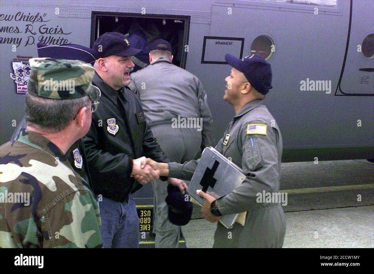 Jesse Ventura gives his support to Air Force TSGT Byron Todd as he ...