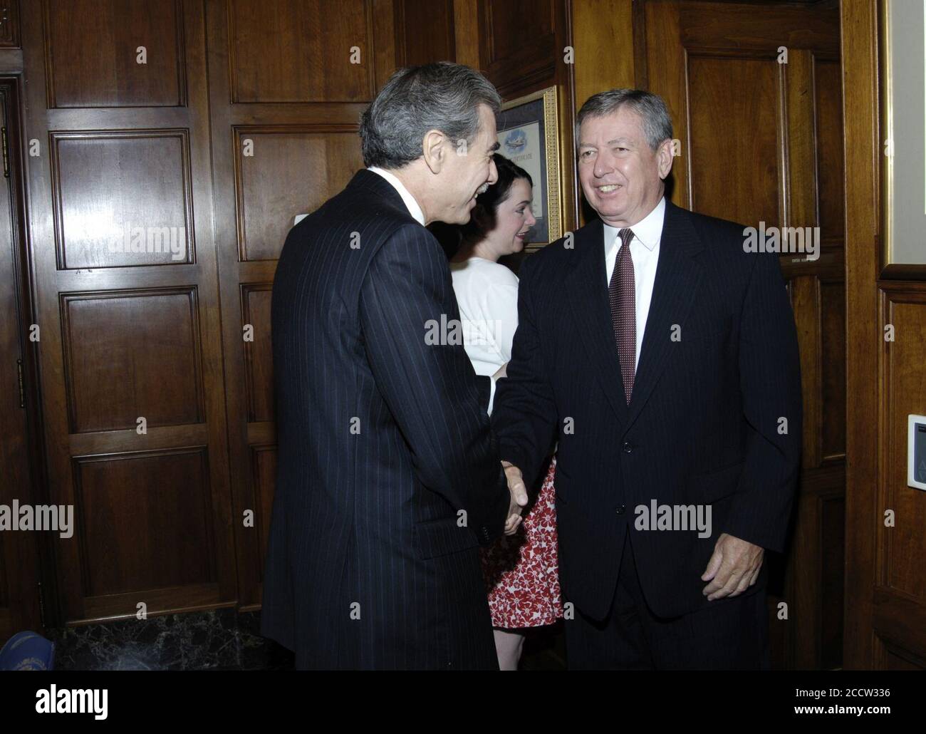 John Ashcroft greets Carlos Gutierrez Stock Photo - Alamy