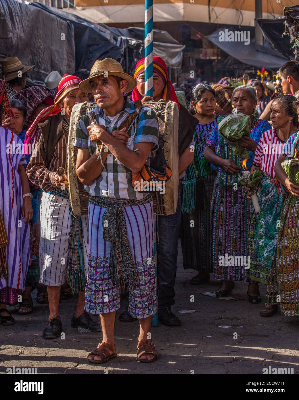 Guatemala traditional mayan hat woman hi-res stock photography and ...