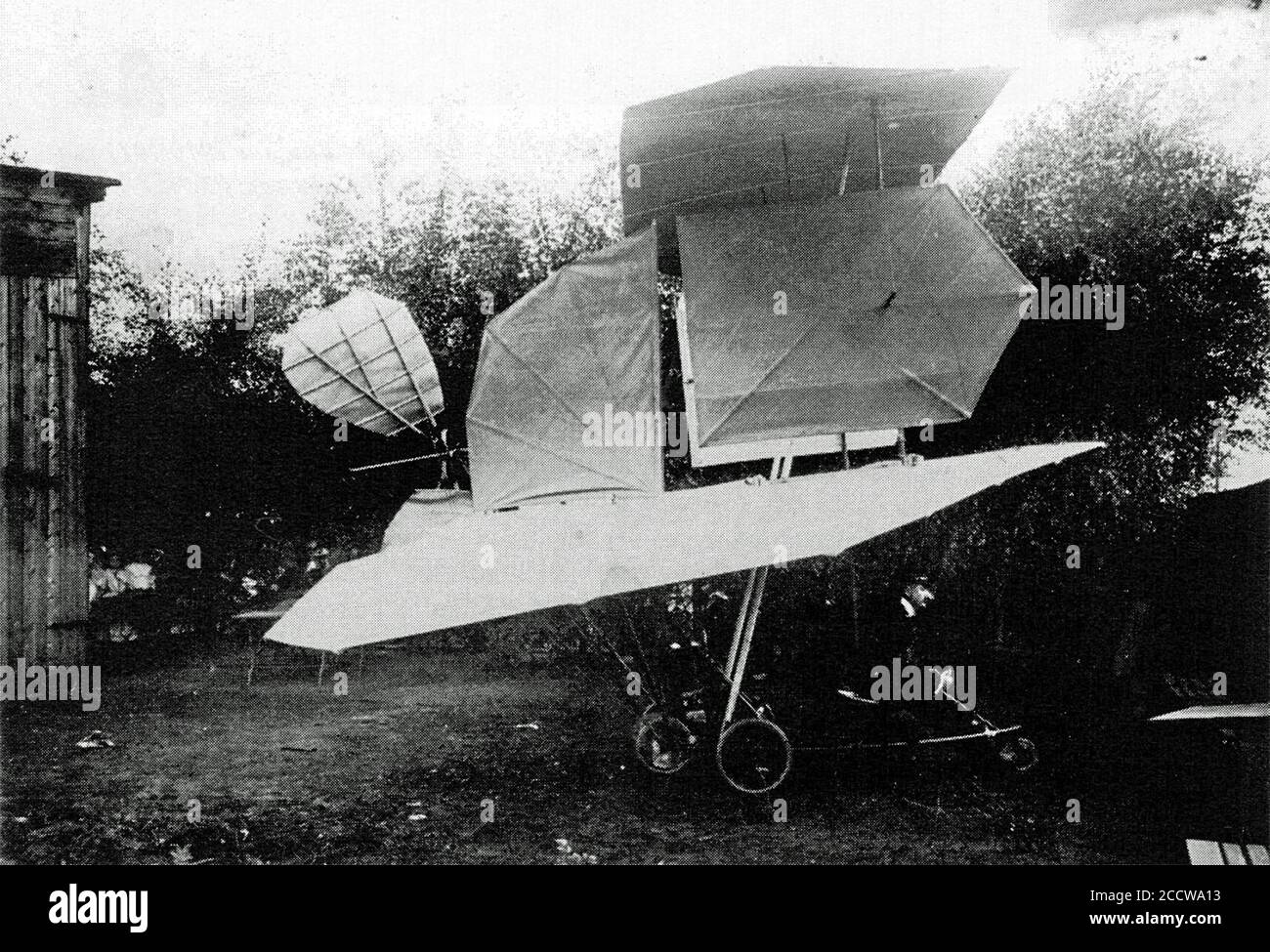 Jatho Zweiflaecher 1907 neben Schuppen Stock Photo - Alamy
