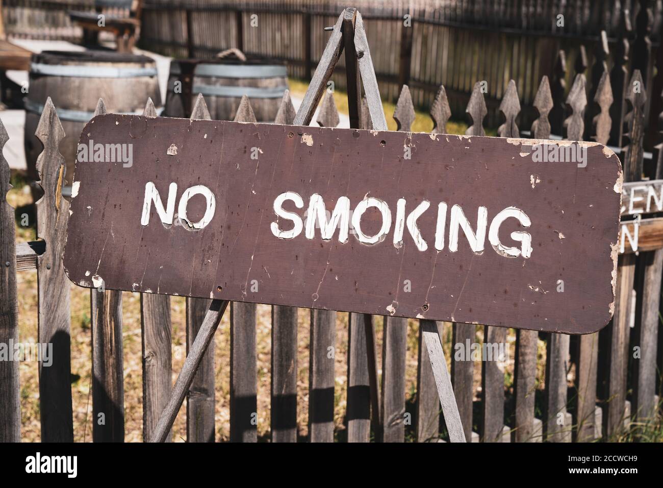 Wooden No Smoking sign posted to a fence Stock Photo - Alamy