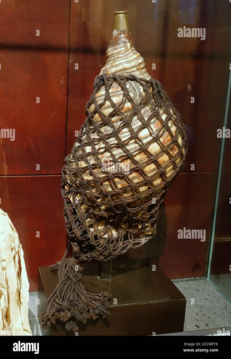 Jingai horagai, battle conch-shell horn, Japan, mid Edo period, 1700s ...