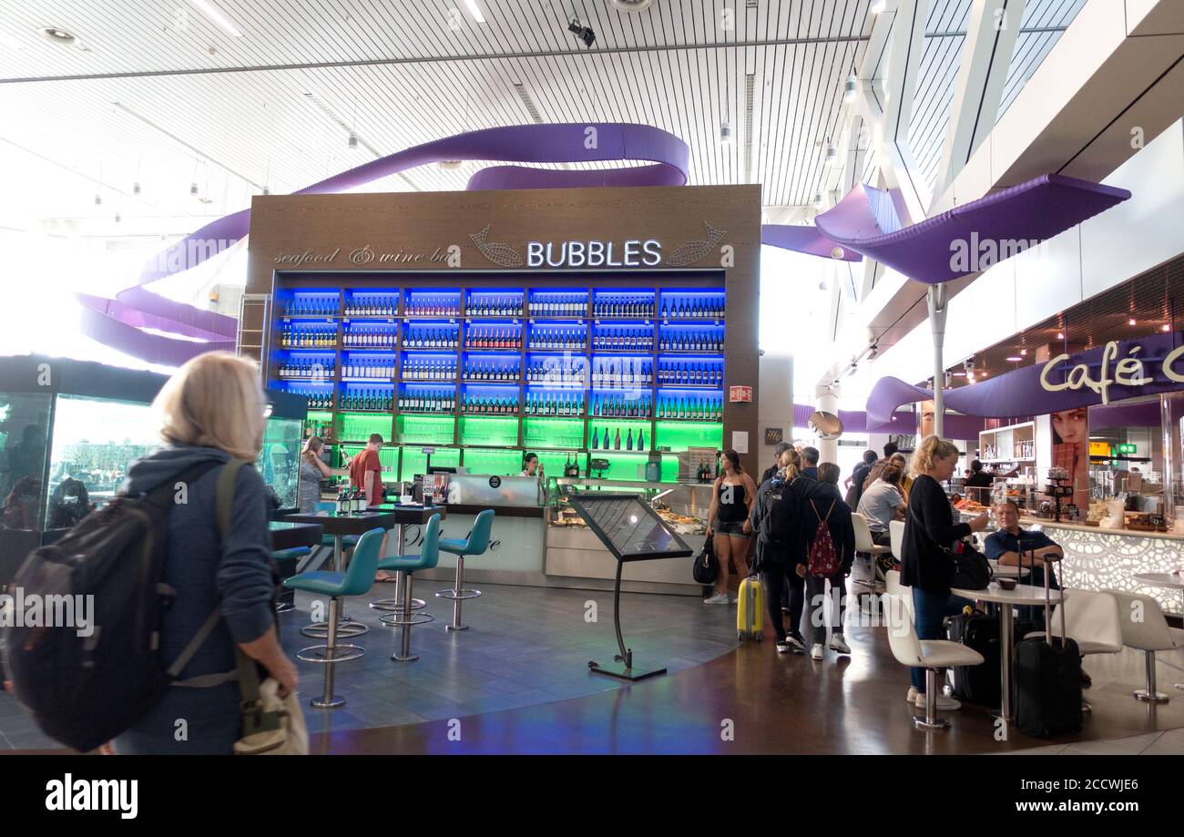 Large wine rack in the Bubbles Pub in the Schiphol Airport at Amsterdam ...